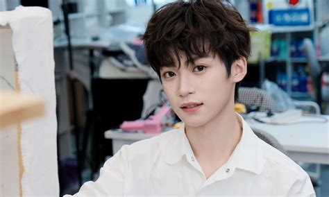 Chinese Actor Zi Yu Snaps At Sasaeng Fans Recording Him On Packed
