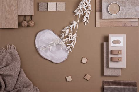 섬유 및 페인트 샘플 패널 및 타일 인테리어 디자이너 무드 보드의 창조적 인 평면 평지 구성 베이지색 브라운 그레이 컬러 팔레트 공간을 복사합니다 템플렛 무드보드에 대한