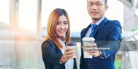 배너 사업가 사업가는 사무실 현대 도시 외부 마을에서 커피를 마십니다 파노라마 핸즈가 함께 행복한 이야기를 나누는 커피 컵을 빼앗아 가세요 커피 의 복사 공간 파트너