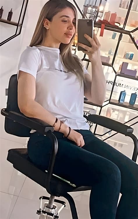 Emma Coronel Aispuro Fotos De Barriga De Embarazo Vestidos Señidos Turbantes Pelo