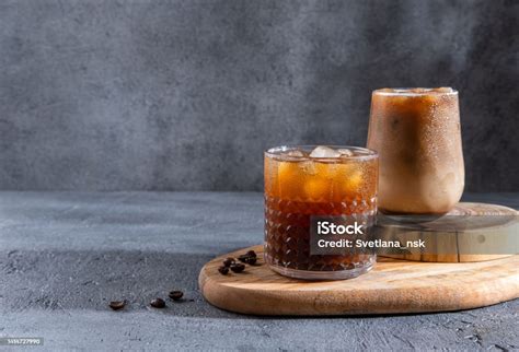 에스프레소 토닉 유리에 에스프레소와 강장제를 곁들인 차가운 음료 크림을 붓고 커피 원두를 얹은 키 큰 유리에 아이스 커피 어두운