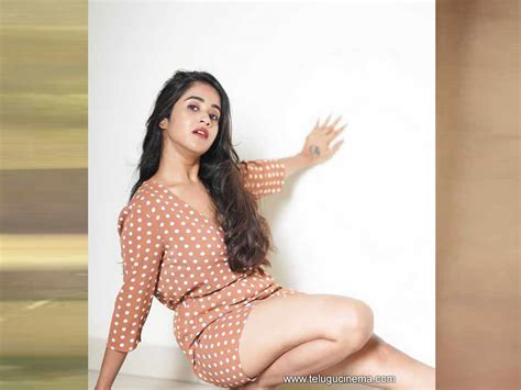 Deepthi Sunaina Flaunts Her Legs Telugu Cinema