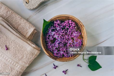 향기로운 라일락 꽃 나무 그릇에 물 대리석 배경에 테리 수건이 있는 스파와 웰빙 구성 구도에 대한 스톡 사진 및 기타 이미지 구도 깨끗한 꽃 식물 Istock