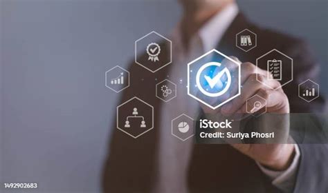 Qa 및 개선기능을 갖춘 품질 관리 표준화 및 인증 개념 규정 및 표준 준수 관리자 또는 감사와 개념 손가락에 대한 스톡 사진 및 기타 이미지 Istock