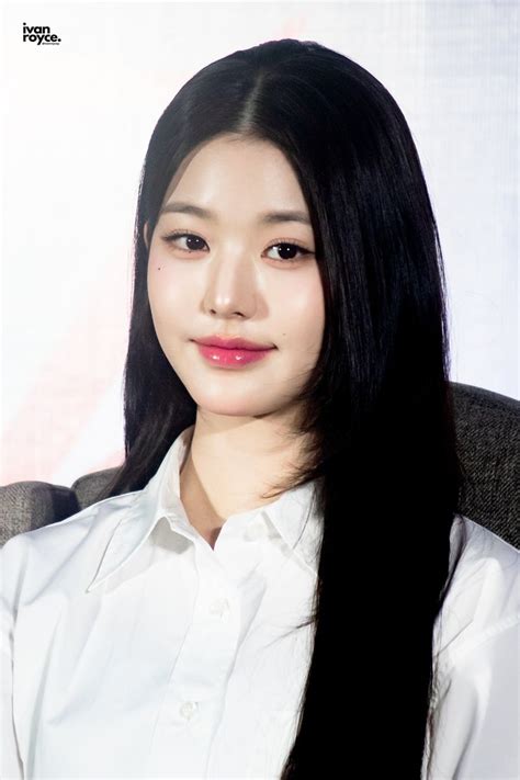 Beautiful Girl Makeup Pretty Nose New Jeans Style Ethereal Beauty