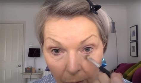 Quick Makeup For Over 50s How To Apply Makeup For Older Women Upstyle