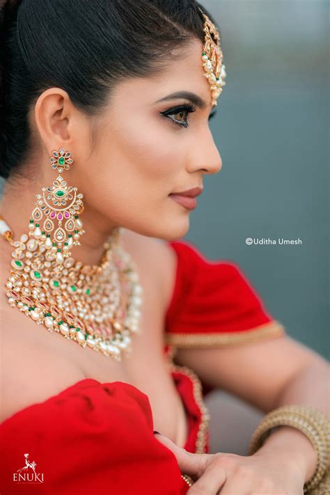 හිතුවේ බොලිවුඩ් සුරූපිනියක් කියලාද නෑ නෑ මේ අපේ ඕෂධීබලන්නකෝ ඉන්දියානු විලාසිතාවලට