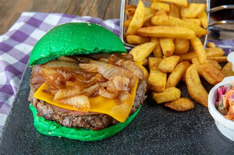 그린 버거 나무 배경에 녹색 롤빵 햄버거 텍스트에 배치합니다 감자 요리에 대한 스톡 사진 및 기타 이미지 감자 요리 고기 굽기 Istock