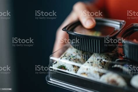 테이크 아웃 음식 상자를 들고 있는 여자 손의 사진을 닫습니다 가정 주방에 대한 스톡 사진 및 기타 이미지 가정 주방 가정의 방 간장 Istock