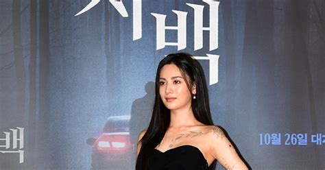 나나 초미니 원피스로 노출한 전신 문신 파격 그 자체