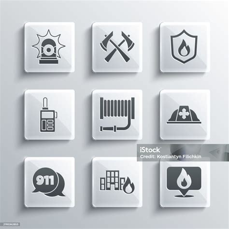 불타는 건물에 불을 지르다 화재 화염이 있는 위치 소방관 헬멧 호스 릴 911 전화 워키토키 점멸 사이렌 및 보호 방패 아이콘 벡터 건축하기에 대한 스톡 벡터 아트 및 기타
