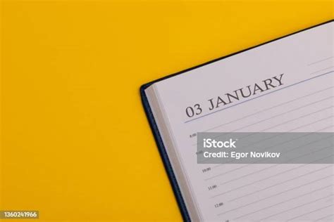 노란색 배경에 정확한 날짜가있는 메모장 이나 일기 1월 3일 달력 겨울 시간 텍스트 공간입니다 0명에 대한 스톡 사진 및 기타 이미지 Istock