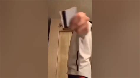 Парень стучит картой по столу мем Youtube