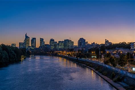 세인 강과 타워와 황혼의 라 디펜스 지구를 통해 파란색과 보라색 하늘 라 데팡스에 대한 스톡 사진 및 기타 이미지 라 데팡스 밤 하루 시간대 0명 Istock
