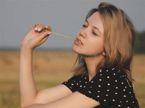 Model Girl Country Dress To The Cage Field Straw Young Summer