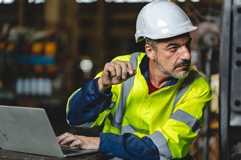전력 및 안전 서비스 시스템을 제어하기 위해 일하는 전문 기술자 엔지니어 공장 기술 측면에서 산업 장비를 유지 보수 및 점검하는 전기 기술자 50 54세에 대한 스톡 사진