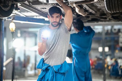전문 적인 모습 백인 자동차 서비스 기술자의 초상화 사진 차 아래 차량 아래 서 자동차 수리점에서 조명 횃불을 들고 차에 대한 스톡 사진 및 기타 이미지 Istock