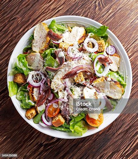구운 닭고기 필레 붉은 양파 반지 양상추를 곁들인 세사 샐러드 고기에 대한 스톡 사진 및 기타 이미지 고기 굽기 그릇 Istock