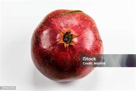 흰색 배경에 붉은 잘 익은 석류 과일 잘 익은 과일에 안더 가까이 석류의 외부 피부를 헹신다 석류 과일의 매크로 위에서 아래로