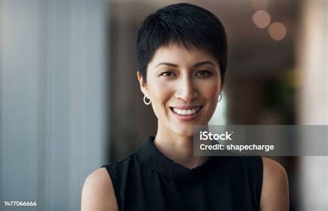 얼굴 비즈니스 및 미소는 경력에 대한 동기 부여와 자부심을 가진 사무실에서 아시아 여성의 초상화입니다 긍정적인 사고방식 자신감 직장에서의 야망에 대한 권한 부여를 가진