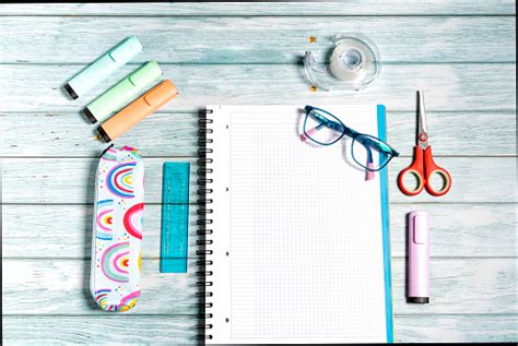 연필과 학용품 및 현대 안경이있는 나무 테이블에 그리드 노트북의 상단보기 학교 과정 개념 0명에 대한 스톡 사진 및 기타 이미지 Istock