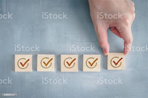 검사 목록 작업 목록 설문 조사 및 평가 품질 관리 목표 달성 및 비즈니스 성공 남자의 손은 완전한 체크리스트를 위해 나무