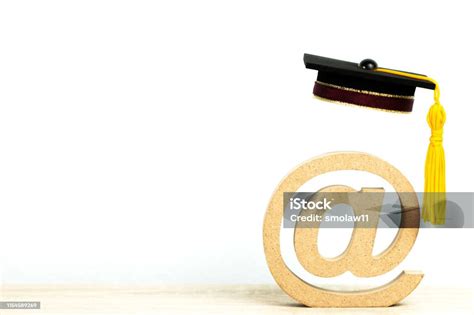 전자 학습 온라인 졸업 대학 나무 디자인 교육에 대 한 서명 메일 로고에서 해외 유학 학위 증명서 인터넷 웹 사이트 기술에 의해 세계 각국에서 배울 수 있는 개념에 대한