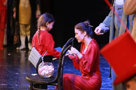 ქართული თეატრის დღეს რუსთაველის ეროვნული თეატრის მაყურებელი წიგნებით და ალბომებით დასაჩუქრდა