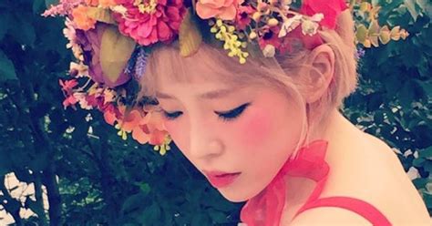 숙취가 오래가네가인 볼 빨간 꽃 소녀 사랑스러워