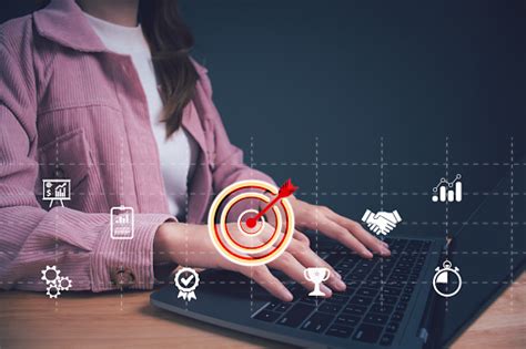 비즈니스 분석 및 데이터 관리 시스템에서 컴퓨터로 작업하는 분석가 비즈니스 목표 달성 성공의 열쇠 전략 계획 업무 성과의 개념은 기술의 영향을받습니다