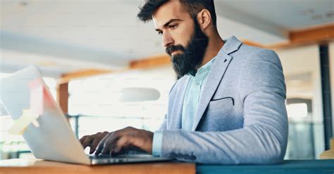 사무실에서 노트북으로 일하는 잘생긴 사업가 사진 Unsplash의 세르비아 이미지