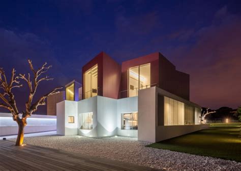 Finger Like Blocks Create Secluded Micro Spaces For Madrid Residence