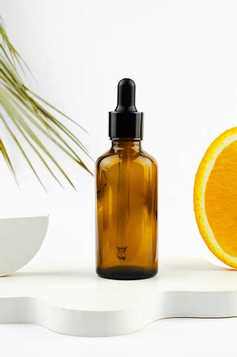 파이펫이 달린 유리 병에 세럼 흰색 연단에 천연 에센셜 오일 화장품 용 포장 오렌지 추출물을 함유한 오일 강단에 대한 스톡 사진 및 기타 이미지 Istock