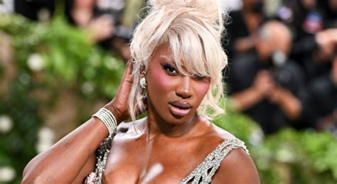 Aya Nakamura Sa Tenue Pour Le Met Gala Ne Fait Pas Lunanimité