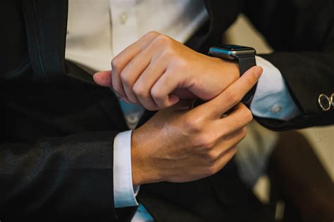 검은 양복 재킷을 입은 남자가 검은색 스마트폰을 들고 있다 사진 Unsplash의 무료 검정 이미지