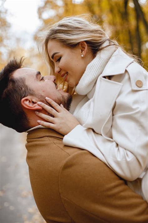 Pareja Rom Ntica Caminando En El Bosque De Oto O Y Bes Ndose Imagen De Archivo Imagen De Fecha
