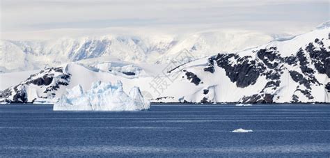 地球的极地区各种形式和大小的冰山气候变化和地球上年平均气温的增长极地冰层面积减少高清图片下载 正版图片503006332 摄图网