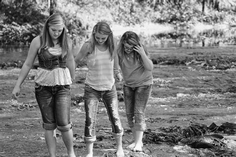 무료 이미지 나무 잔디 보행 검정색과 흰색 사람들 식물 소녀 사진술 휴양 어린이 인간의 우정 단색화