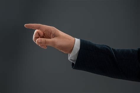 양복을 입은 남성 핸드는 회색 배경에 검지 손가락 제스처를 보여줍니다 네비게이터 개념 머리 클로즈업 30 34세에 대한 스톡 사진 및 기타 이미지 Istock