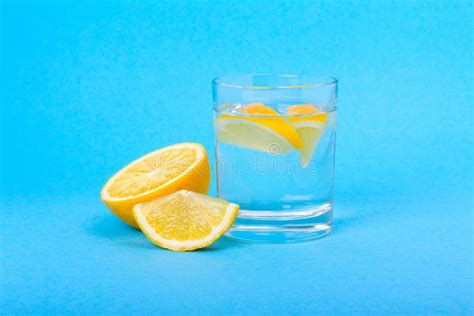 Glas Wasser Mit Zitrone Morgens Stockbild Bild Von Gesundheit