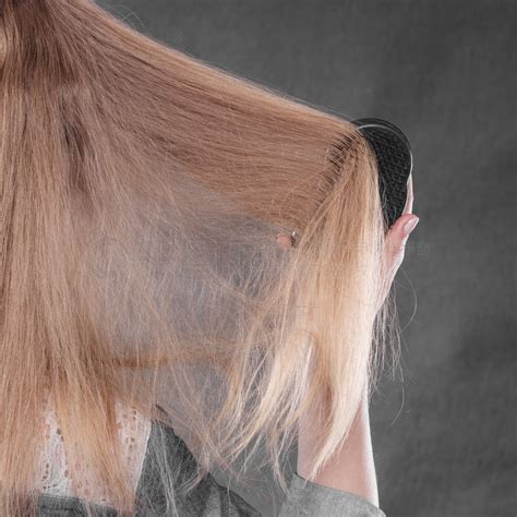 发刷高清图片 日常卫生和关心美观。金发休闲女孩梳理她长直发的背影。使用黑色梳子发刷的女人。金发女人梳着她的头发。 餐饮美食免费下载 格式 2422像素 编号41630743 千图网