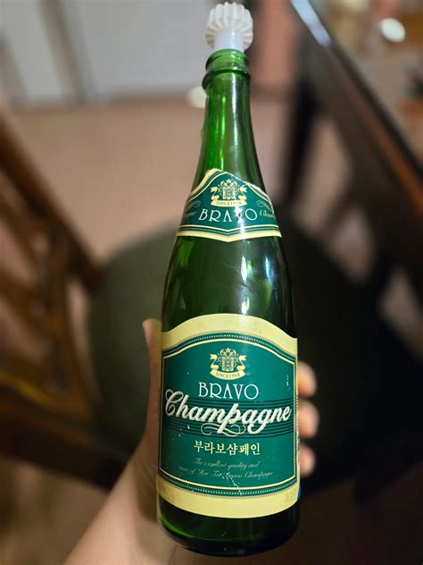 시댁에서 유물발견 시아버님 술장에 엄청 고급 술이 참 많아 30종류 되는 거 같아 손님 올 때마다 사람에 맞게 술을 꺼내 주시는 편이야 ㅋㅋ 양주 민속주 포도주