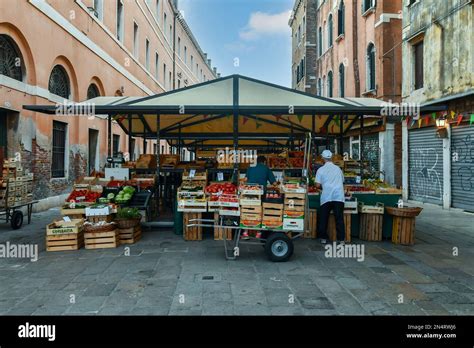 Bancarella Di Frutta E Verdura A Venezia Immagini E Fotografie Stock Ad Alta Risoluzione Alamy