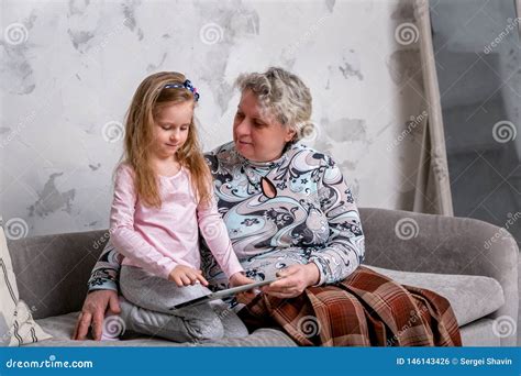 La Nonna E La Sua Piccola Nipote Stanno Guardando Insieme I Film E Stanno Giocando Sul