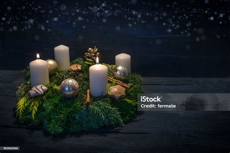 흰색 촛불이 있는 녹색 강림절 화환 두 개는 재림 크리스마스 장식 및 쿠키 별 보케가 있는 진한 파란색 나무 배경 복사 공간을