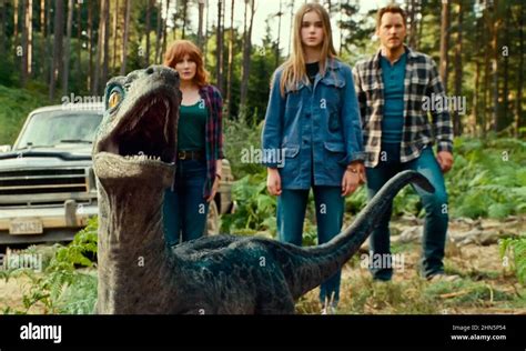 Usa Bryce Dallas Howard Isabella Sermon And Chris Pratt In A Scene