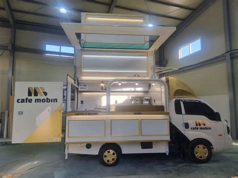 퀸즈푸드트럭스넥카 카페 모빈 커피푸드트럭 출고 대기 중입니다 아이보리 컬러에 금색 포인트로