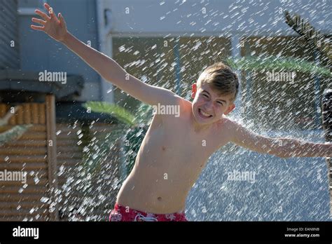 Unter Der Dusche Stockfotos Und Bilder Kaufen Alamy