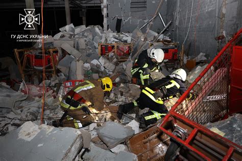 Росіяни вдарили ракетою по “Новій пошті” на Харківщині загинули люди ФОТО Sd Ua