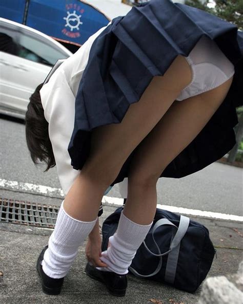 Jkの制服スカートから思わず見えたパンチラ画像（前編） みんくちゃんねる